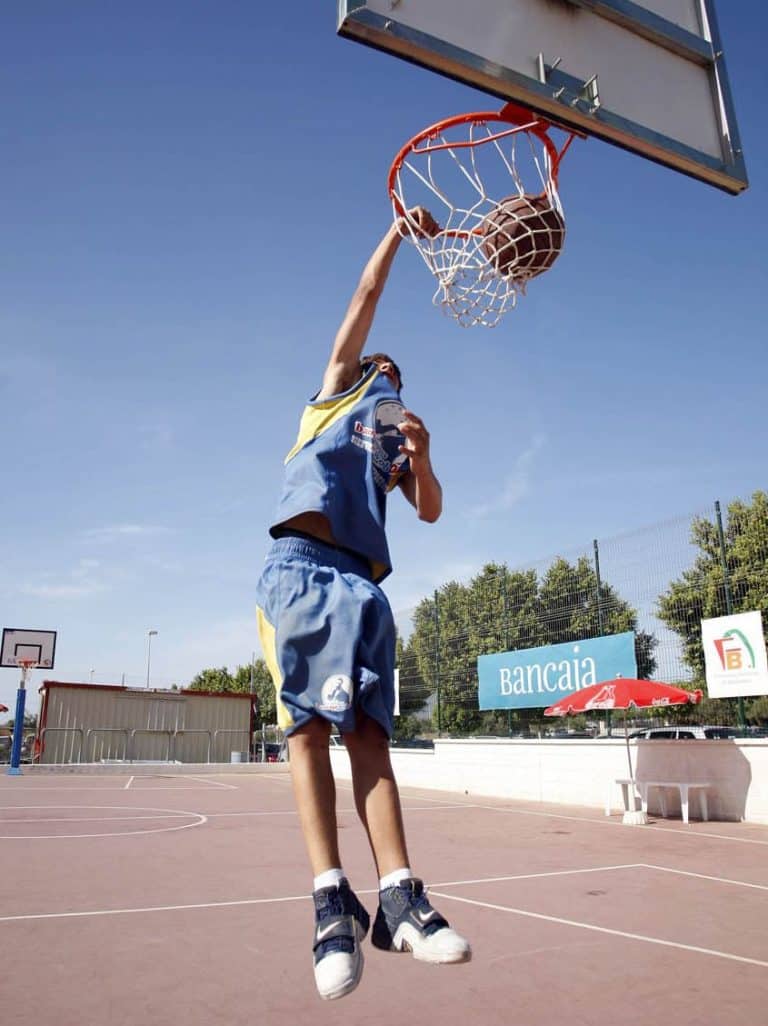 Dunker comme Michael Jordan avec un panier de basket fixé au mur